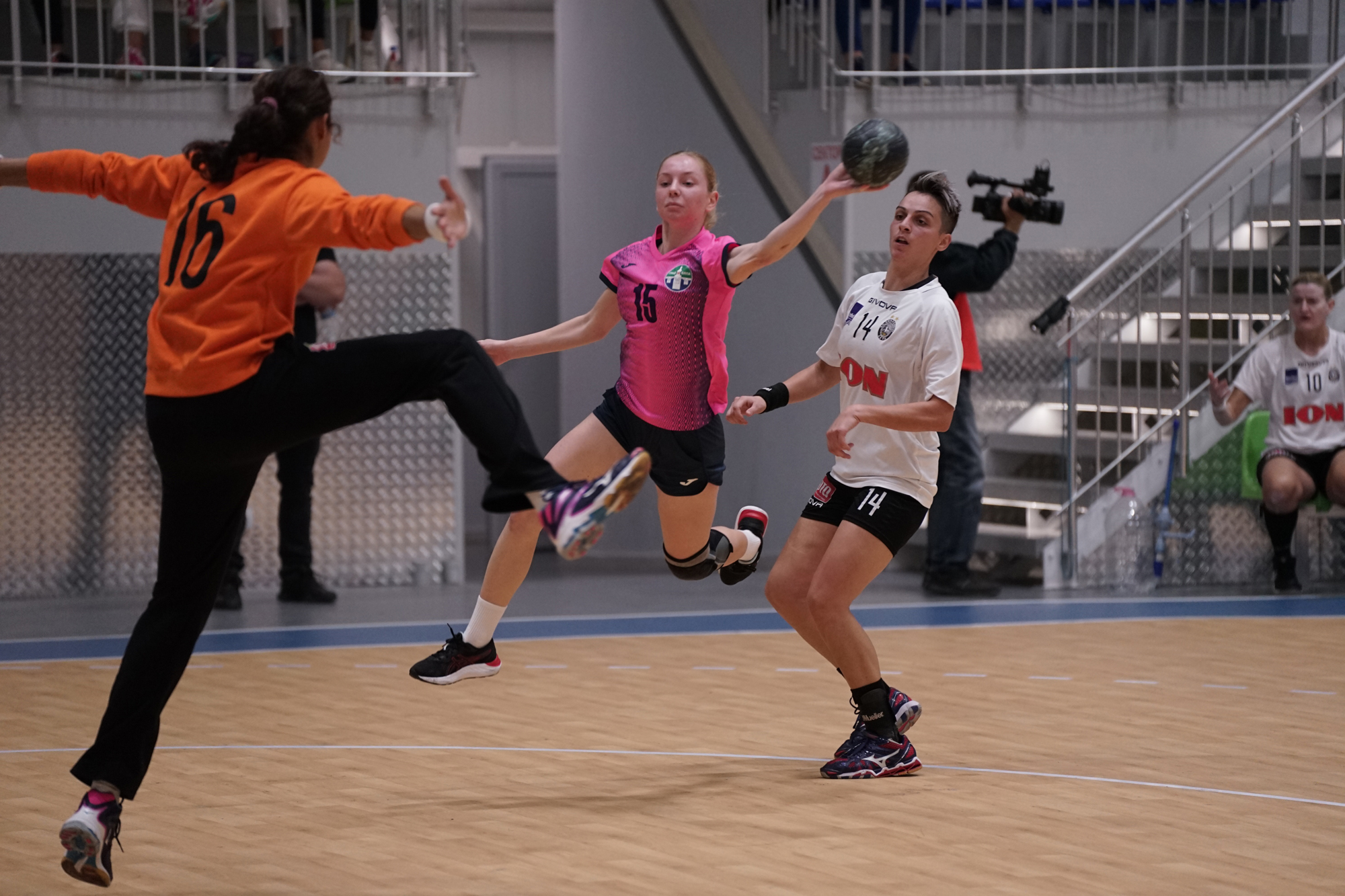 Last season's quarter-finalists reach round 3