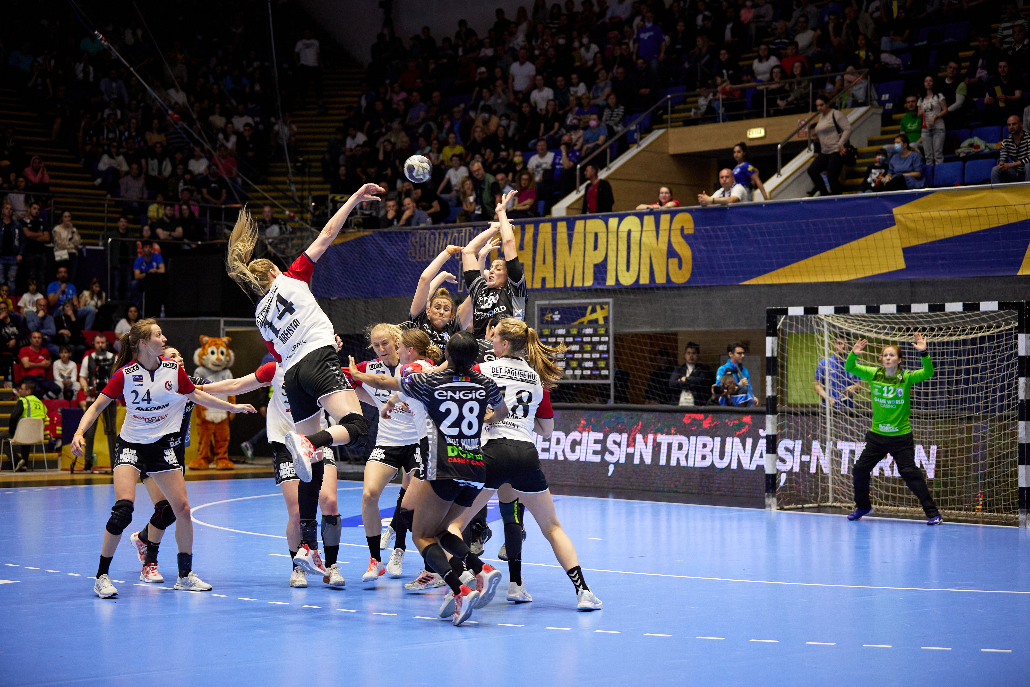 Coverage of EHF Champions League Women 2021/22 quarter-finals leg 1