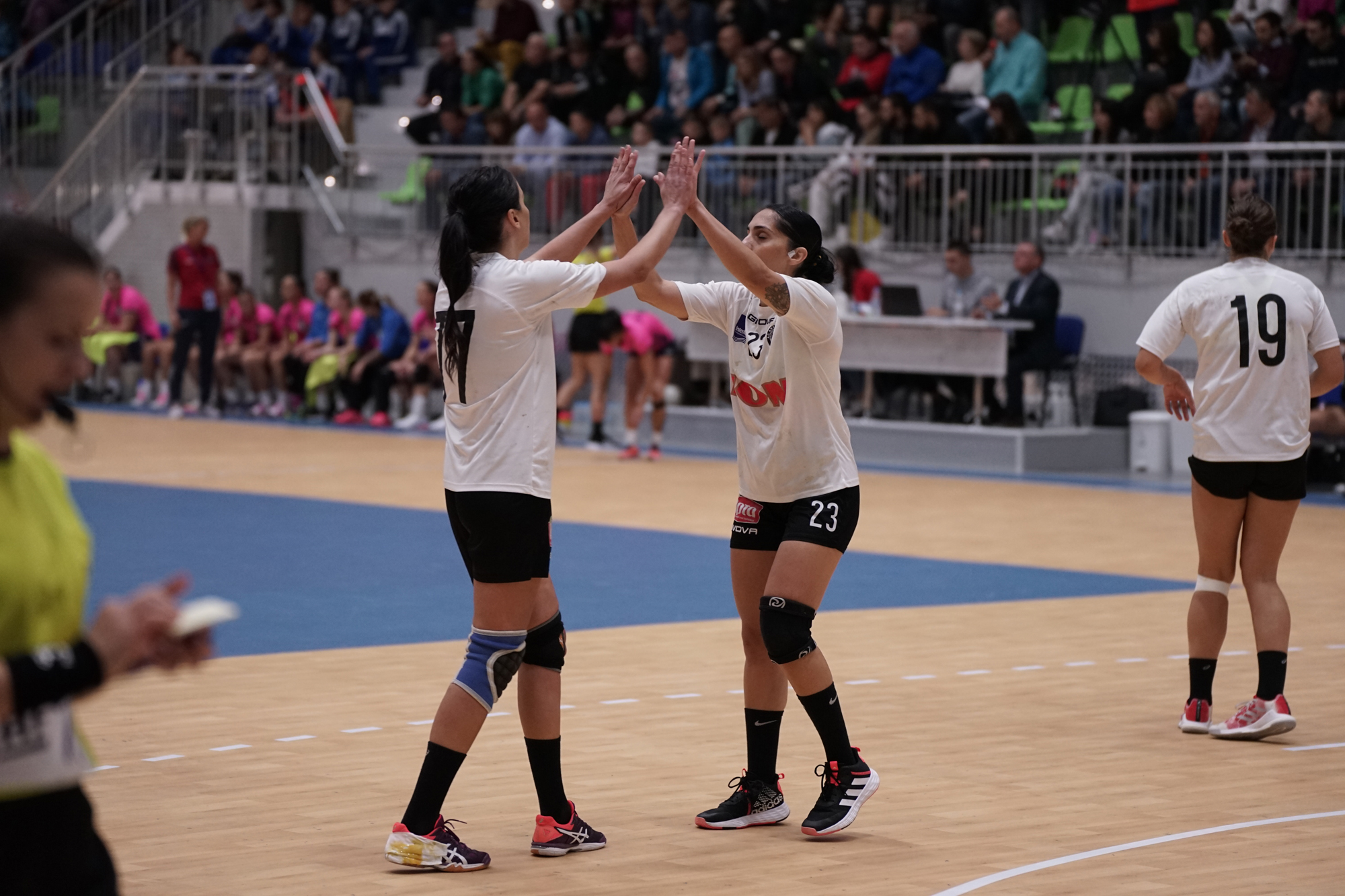 Last season's quarter-finalists reach round 3