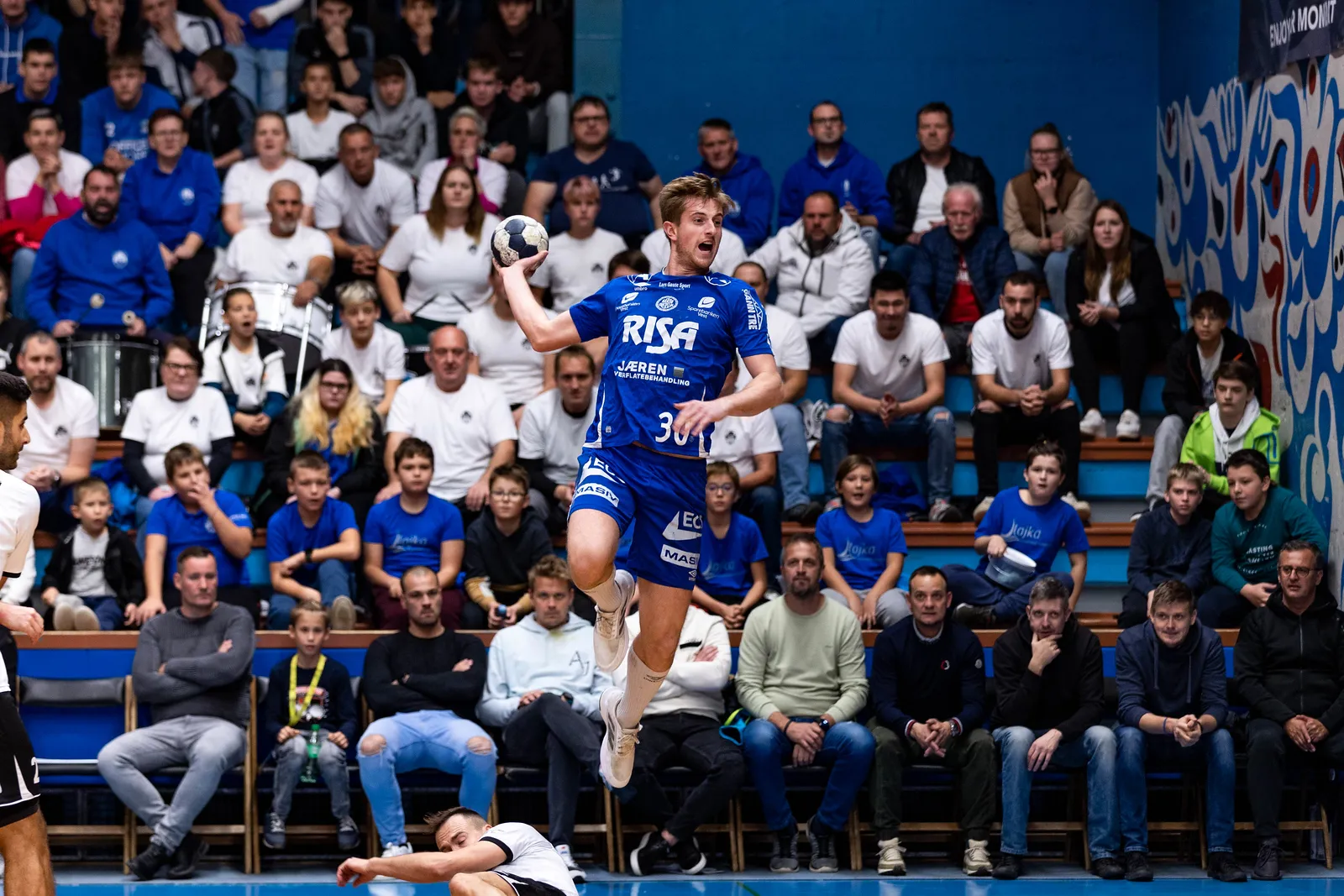 Champions Nærbø weather the storm to reach round 3